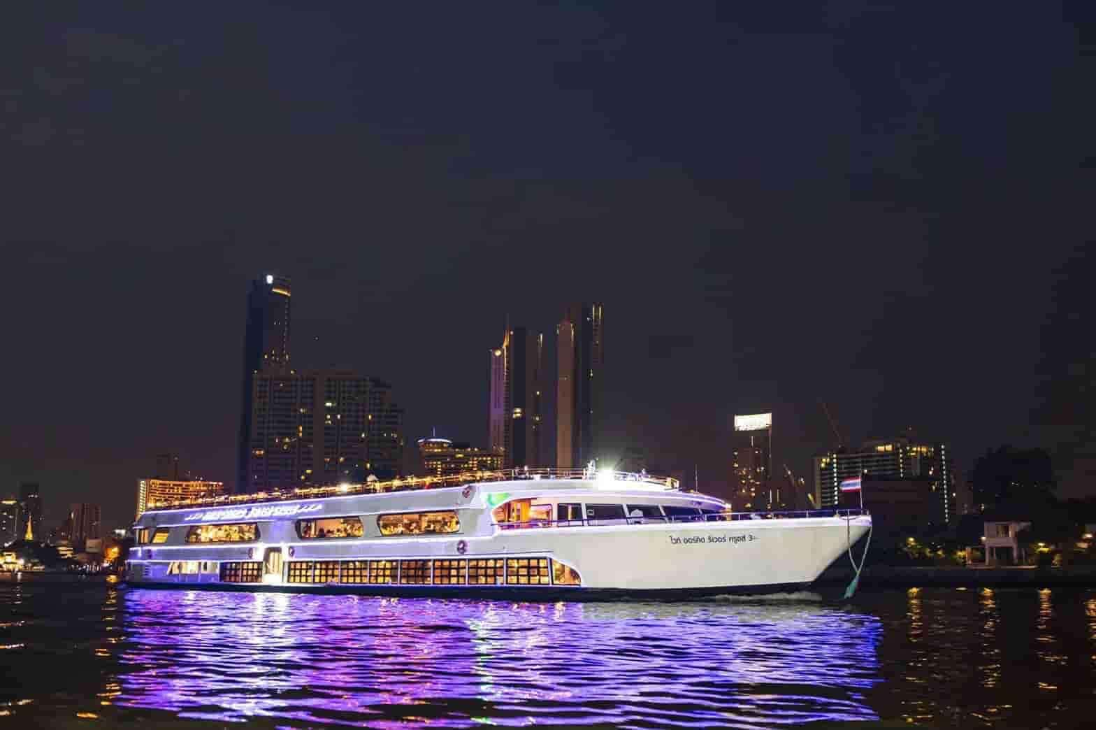 Cruzeiro no Rio Chao Phraya em Bangkok